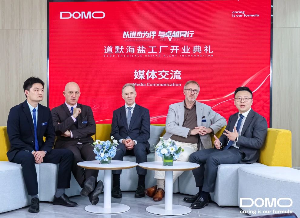 （从左至右依次为：DOMO中国区销售总监—张国辉、DOMO首席商务官Ludovic-Tonnerre、DOMO首席执行官Yves-Bonte ...